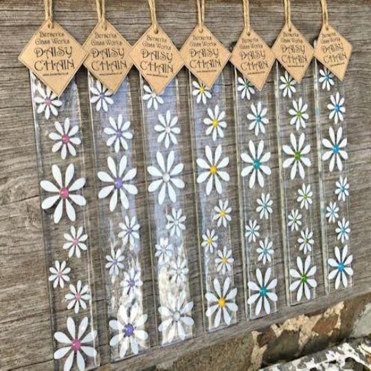 Hanging Daisy ChainA pretty glass daisy chain hanging decoration, remi ...